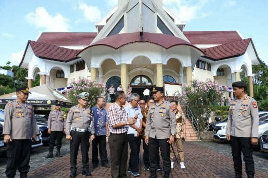 Kapolda Sulut Kunjungi Sejumlah Gereja di Manado Pantau Pengamanan ...